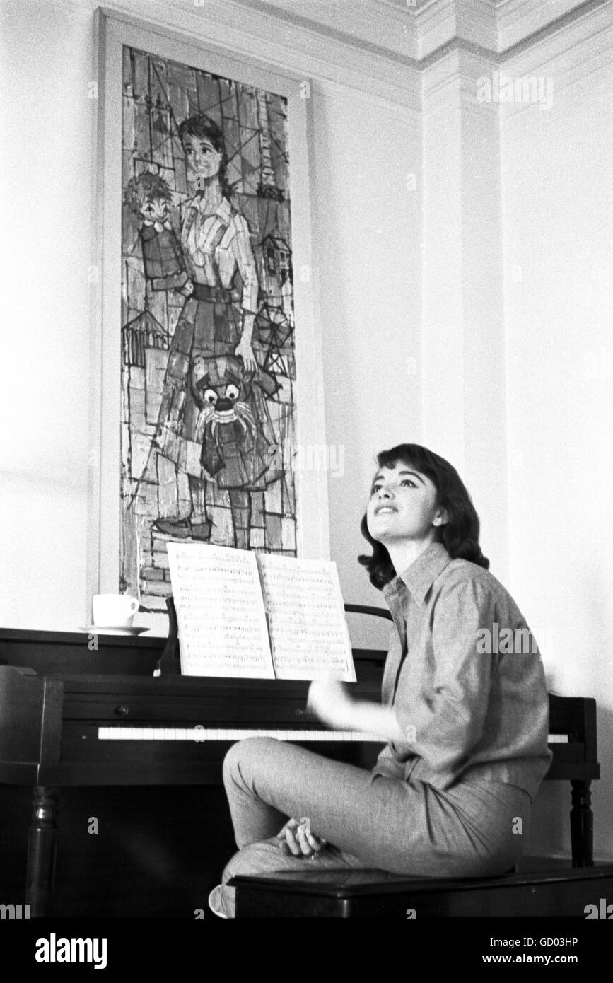 Anna Maria Alberghetti at home in 1961 Stock Photo - Alamy