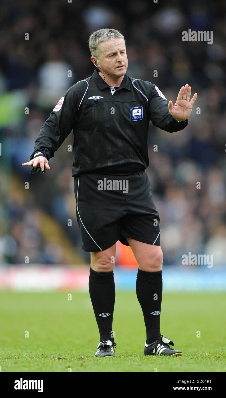 Referee Colin Webster during the during the npower Championship match ...