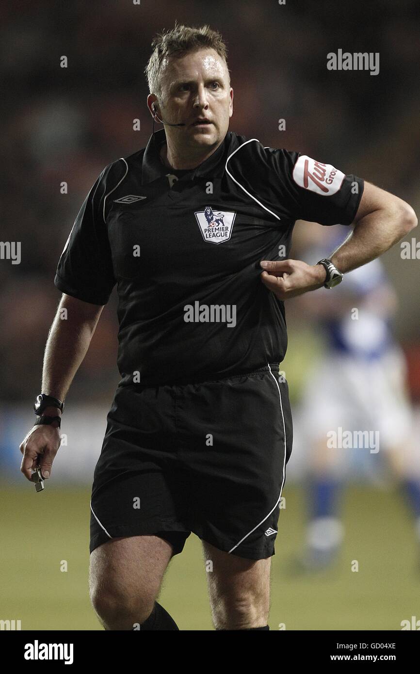 Jon moss referee hi-res stock photography and images - Alamy