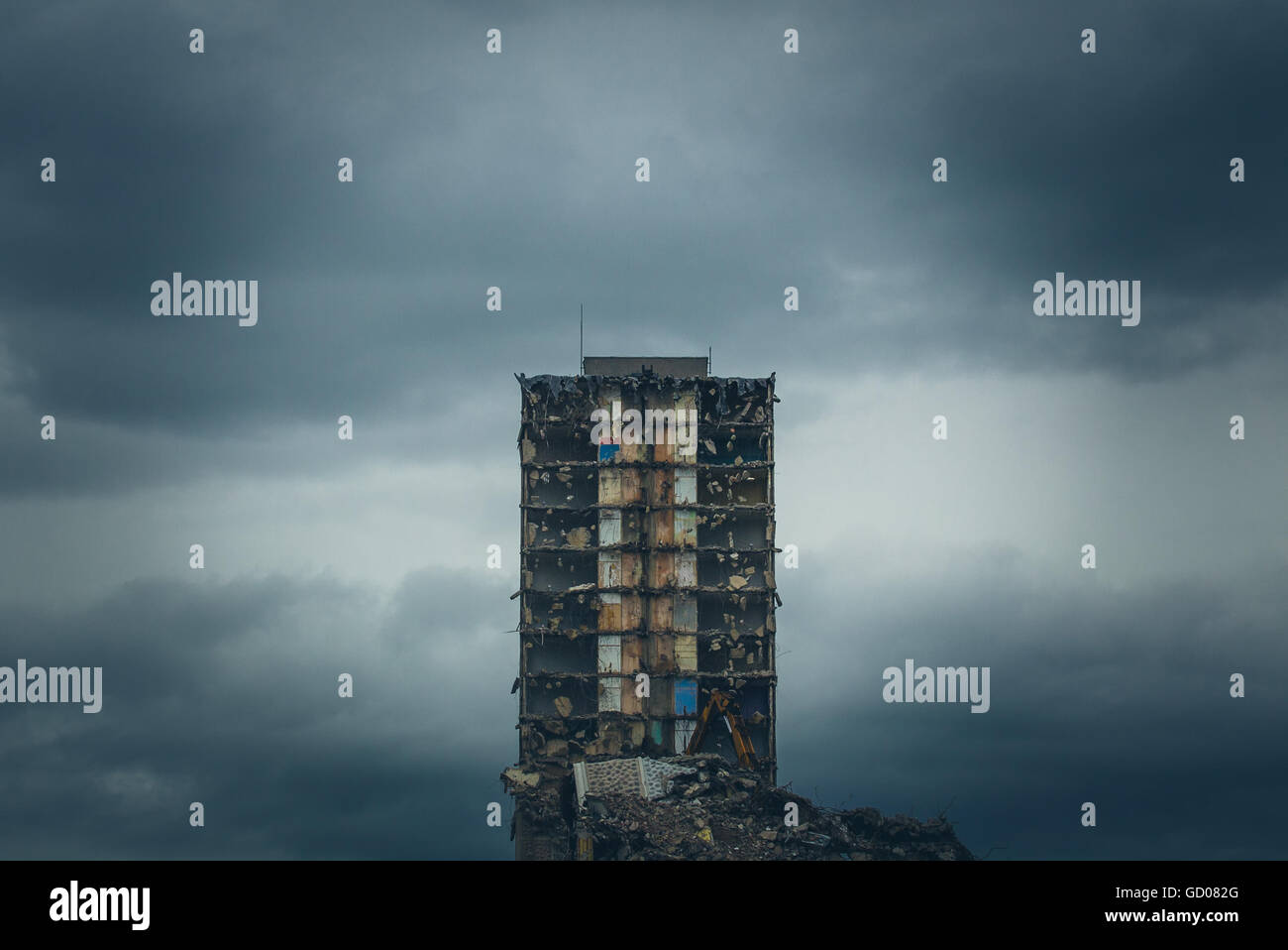Demolition of tower block hi-res stock photography and images - Alamy
