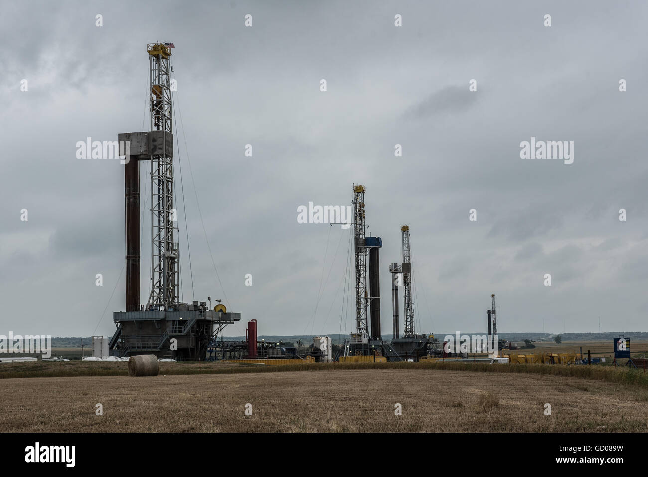Fracking oil rig drills in Oklahoma field Stock Photo - Alamy