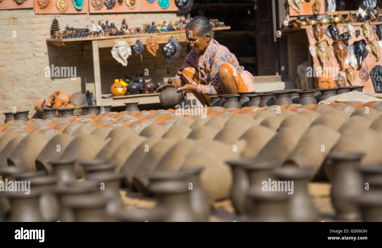 Pottery woman hi-res stock photography and images - Alamy