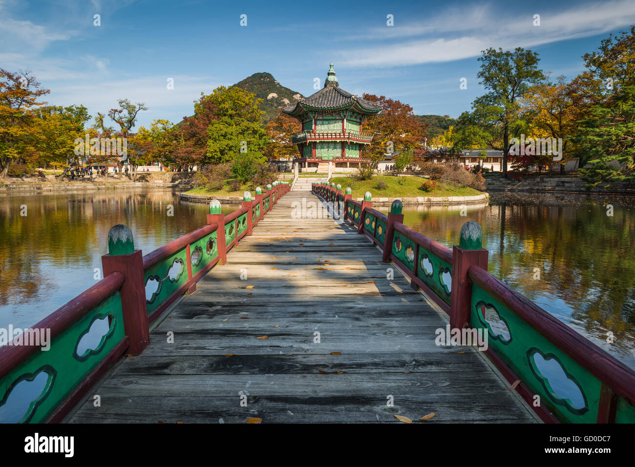 Hyangwonjeong pavilion at Gyeongbokgung Palace in Seoul, South Korea ...