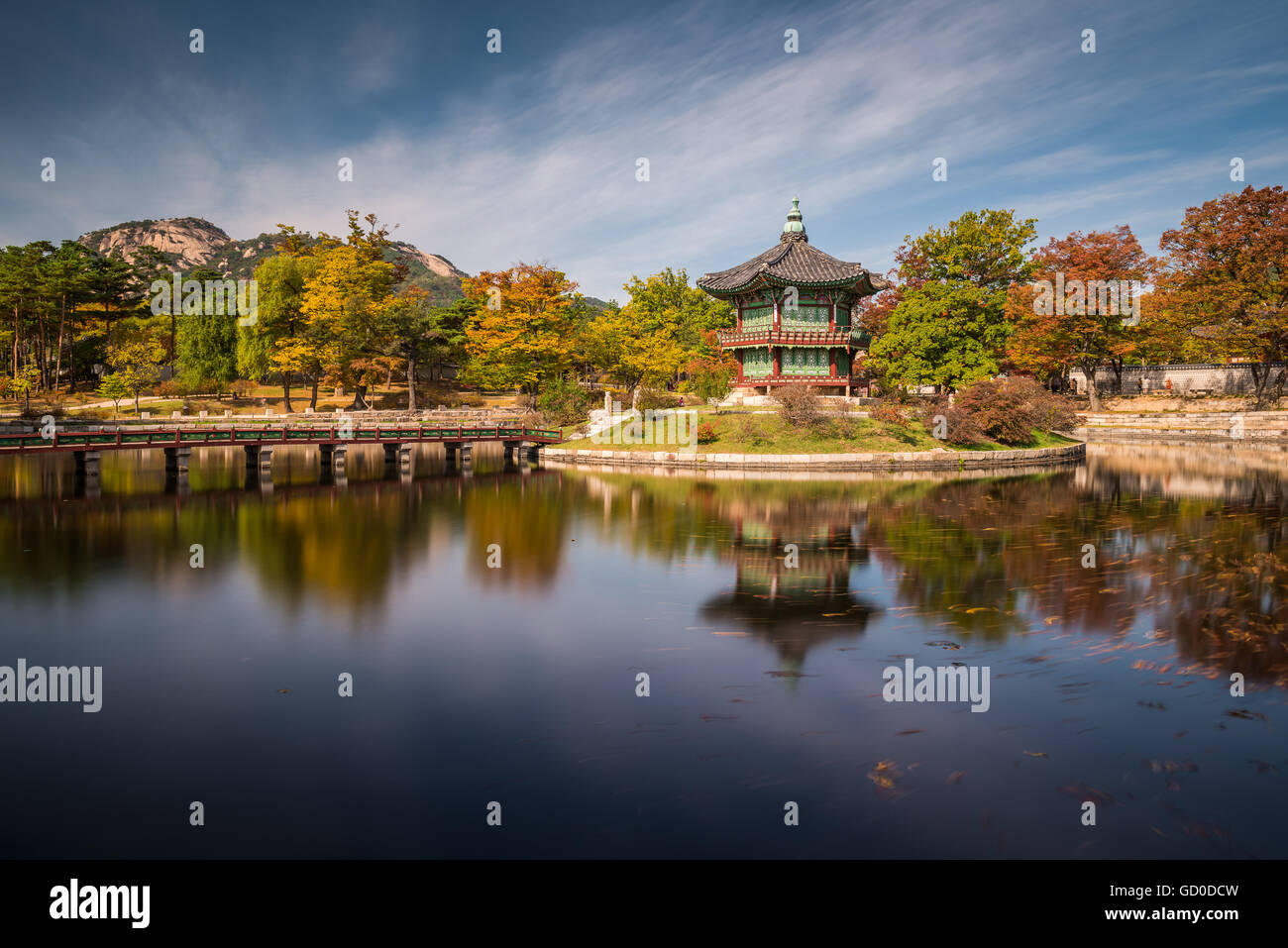 Hyangwonjeong pavilion at Gyeongbokgung Palace in Seoul, South Korea ...