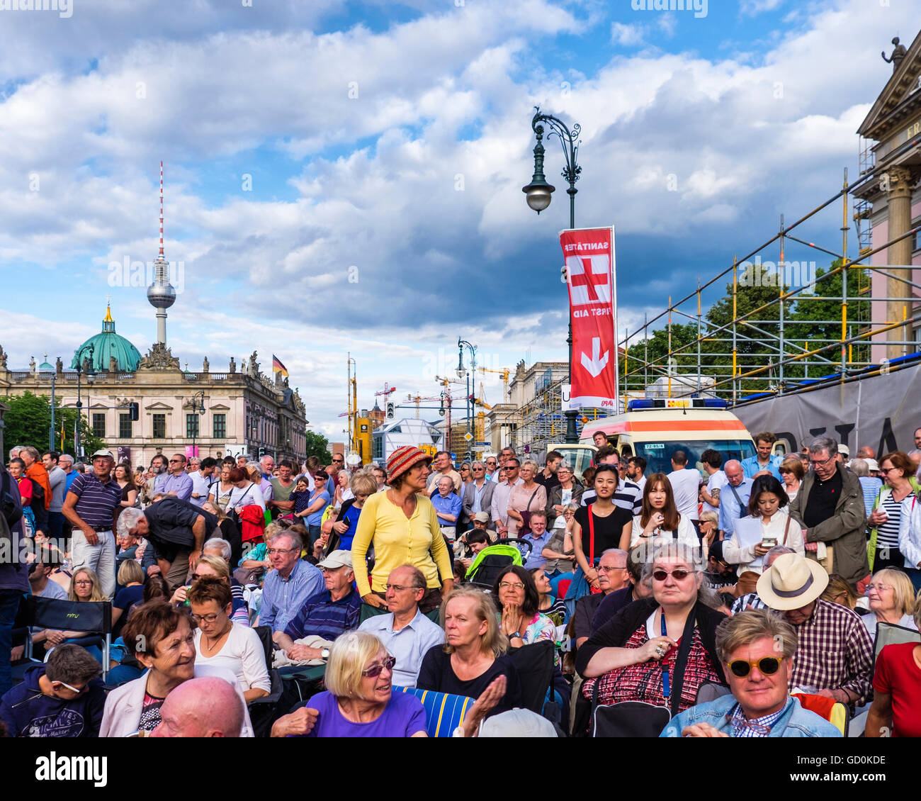 Berlin. Germany, 9th July 2016. Crowds gather in the Unter den Linden ...