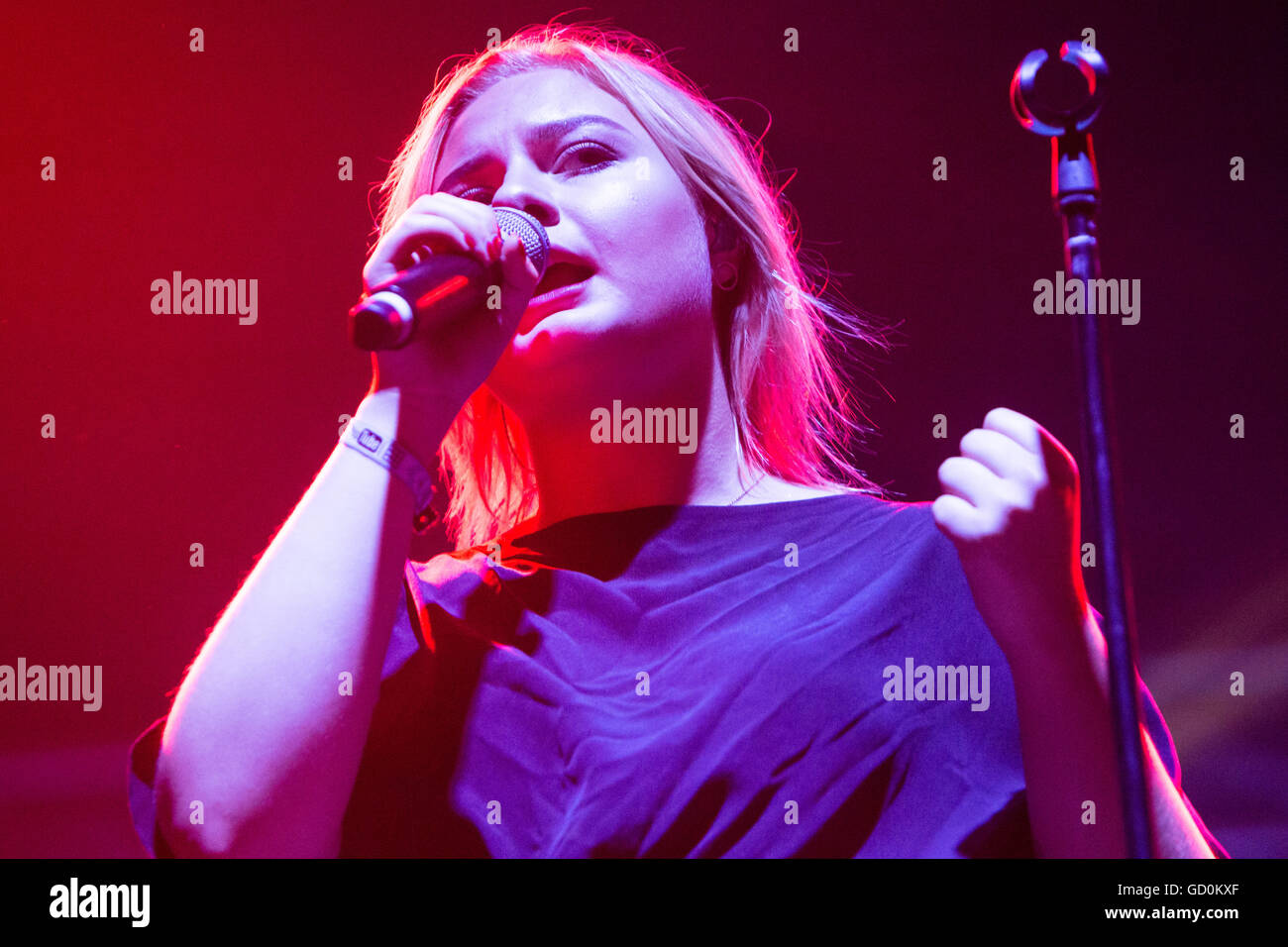 Lapsley singer hi-res stock photography and images - Alamy