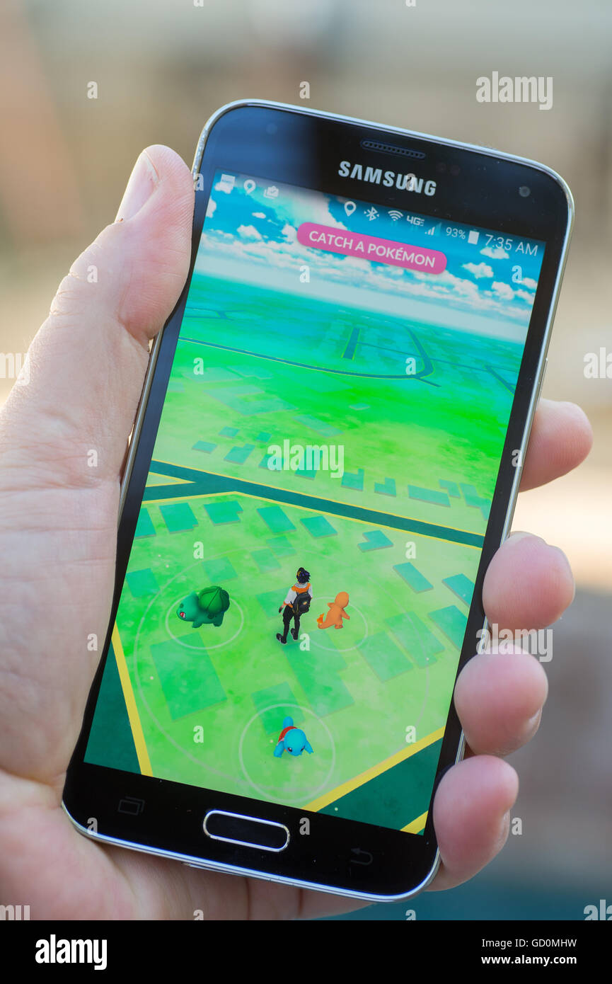 Mobile phone user plays hi-res stock photography and images - Alamy