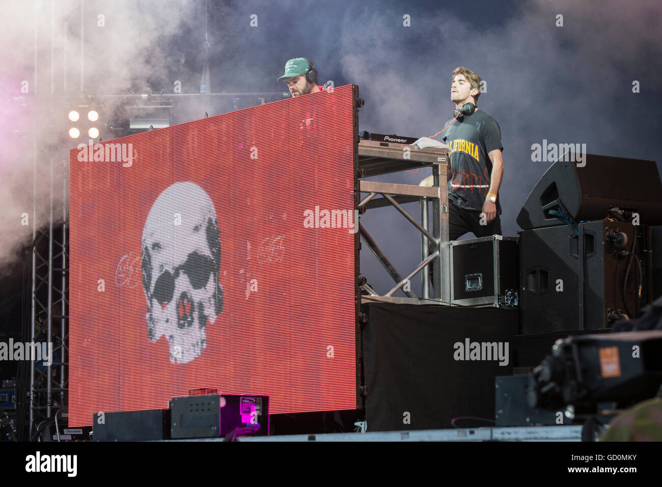 2016 the chainsmokers hi-res stock photography and images - Alamy