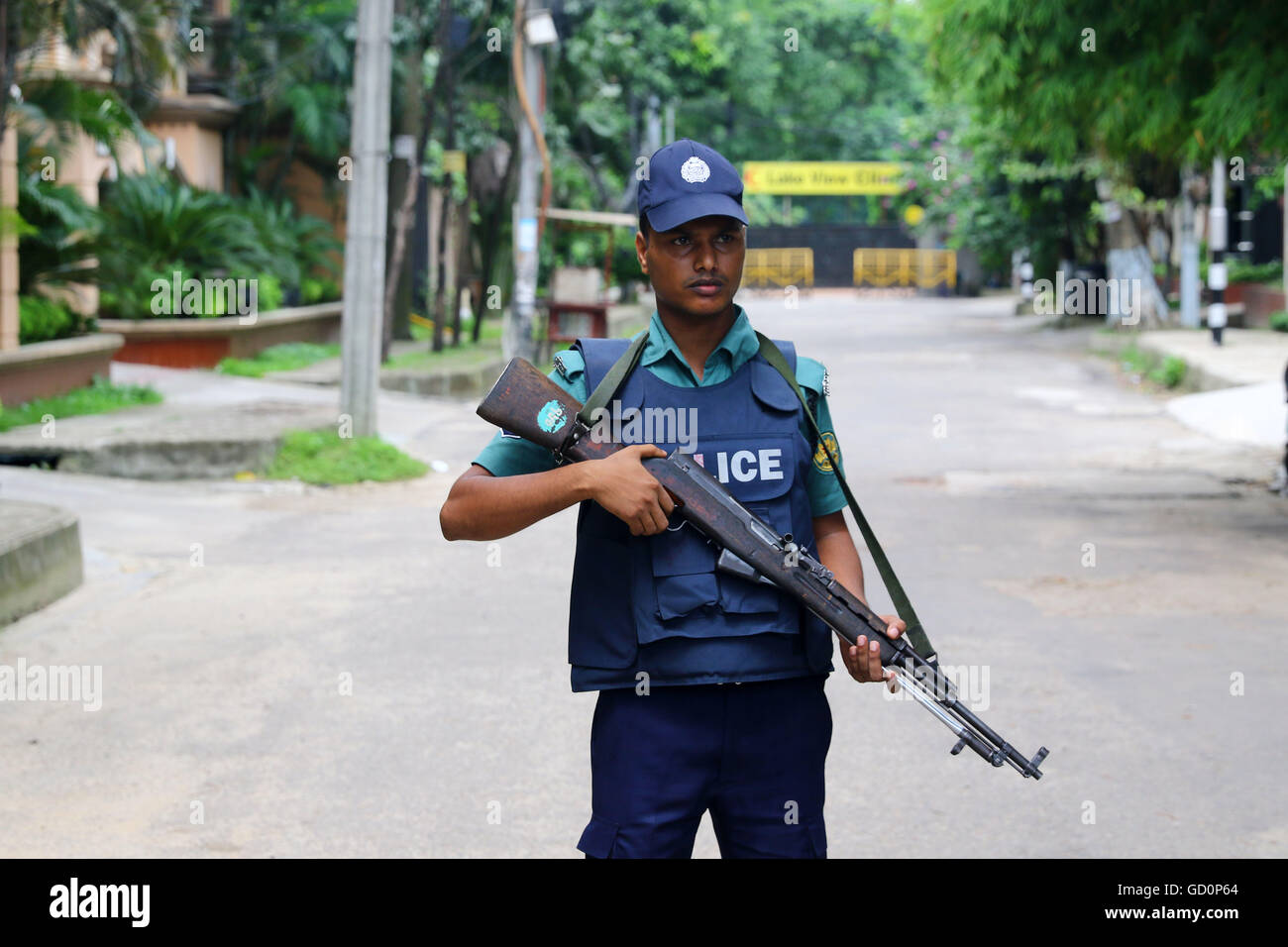 Dhaka, Bangladesh. 10th July, 2016. Security officials stand guard ...