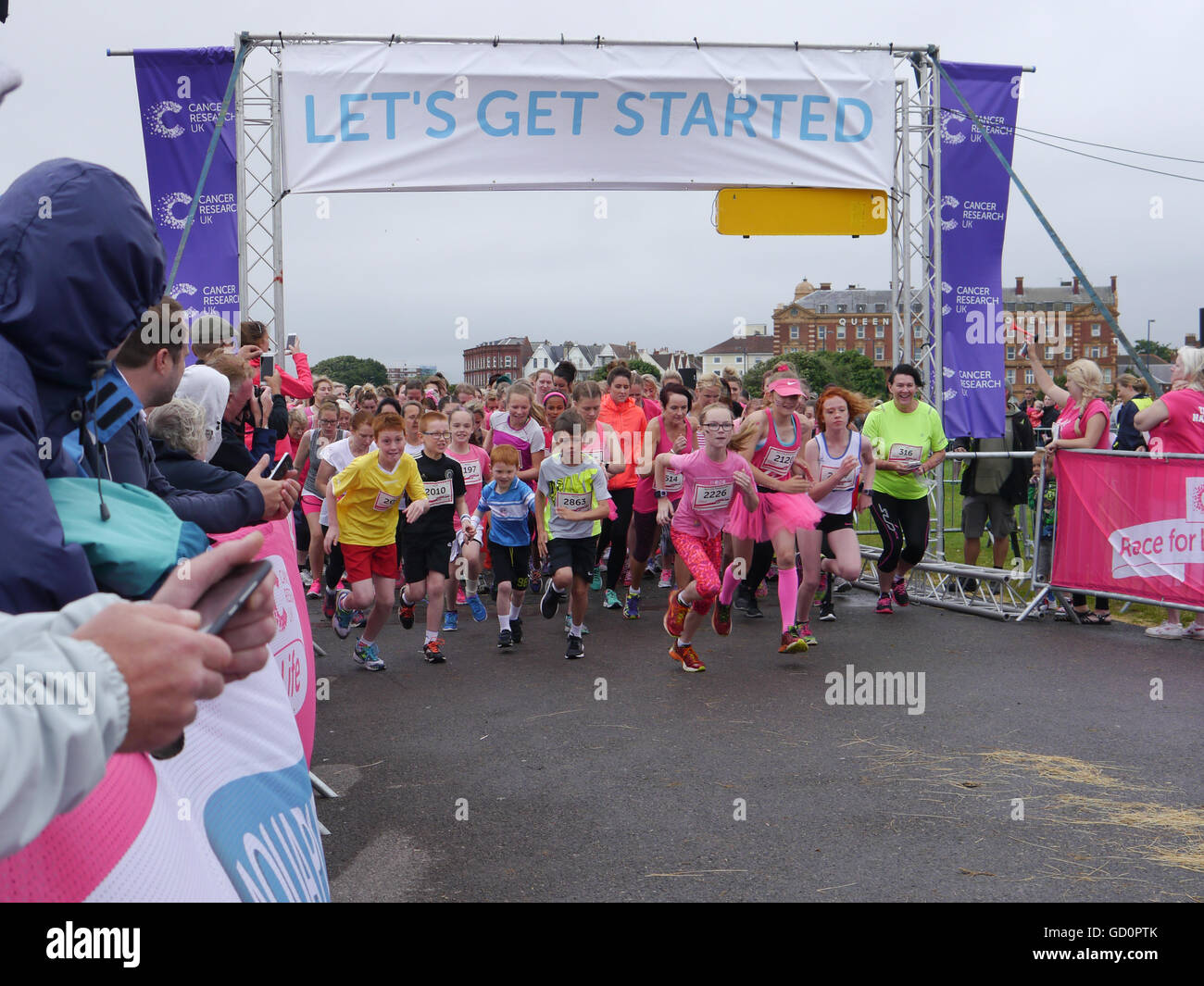 Cancer woman jogging hi-res stock photography and images - Alamy