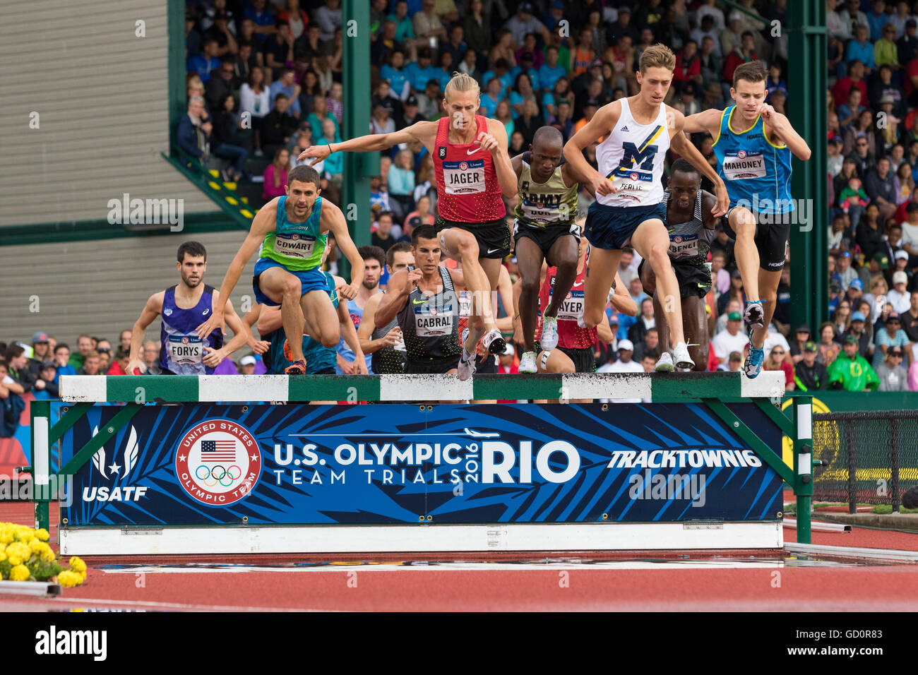 Runners in the mens 3000m steeplechase final hi-res stock photography ...