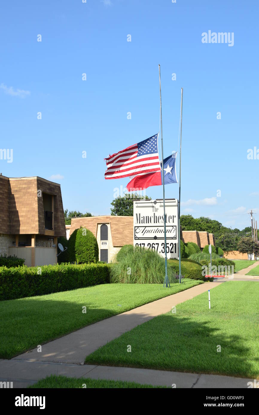 Flags facing left hi-res stock photography and images - Alamy