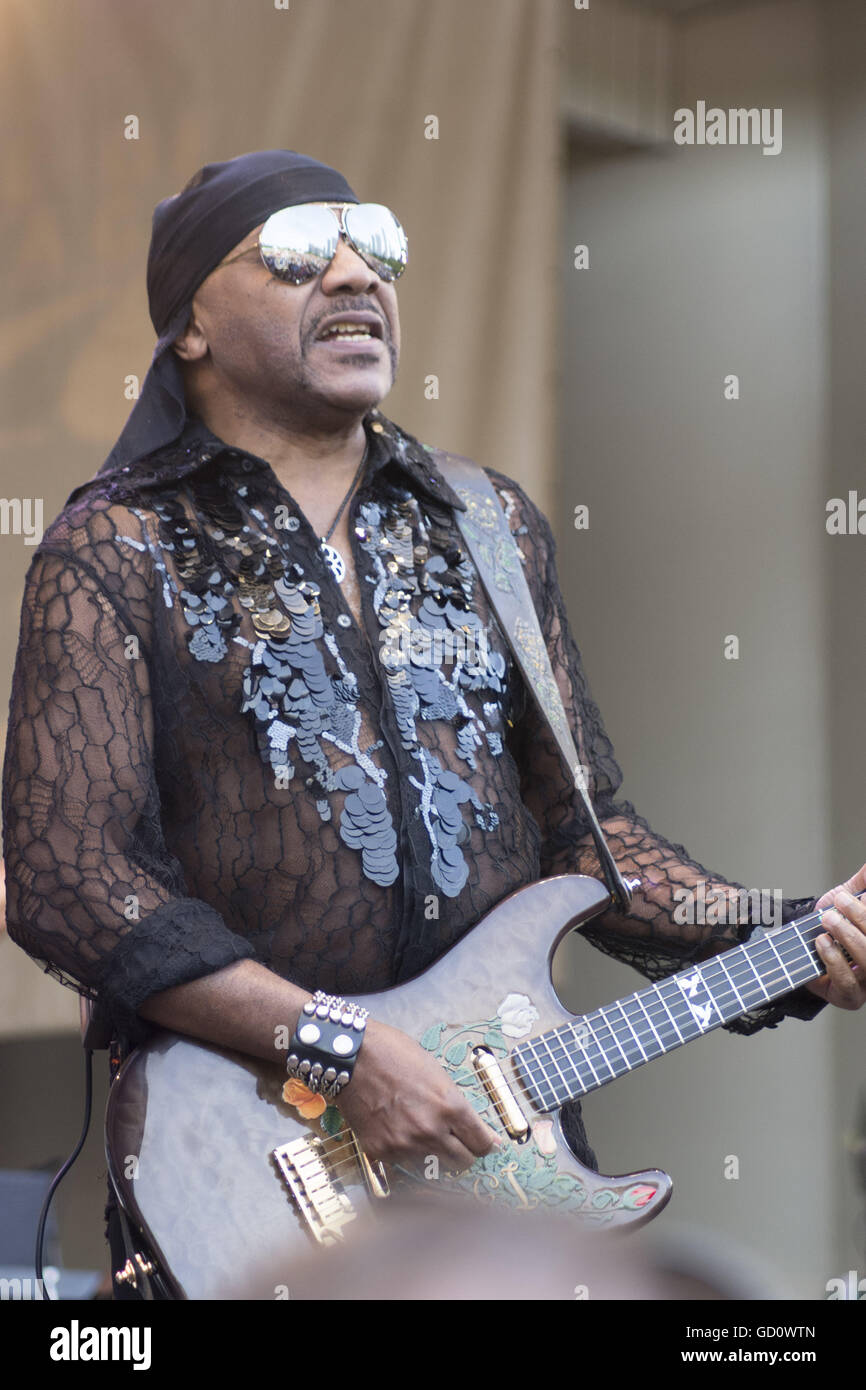 Ernie Isley High Resolution Stock Photography and Images - Alamy