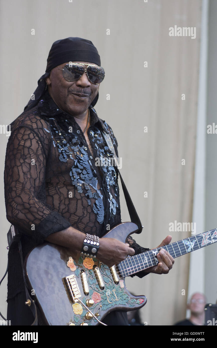 Ernie isley hi-res stock photography and images - Alamy