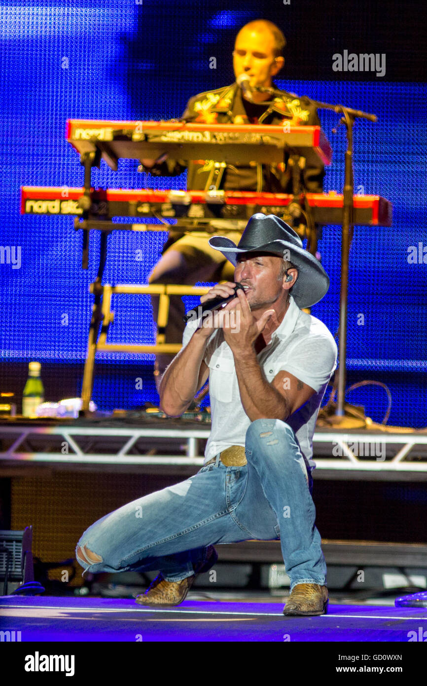 Chicago, Illinois, USA. 18th June, 2016. Country musician TIM MCGRAW ...