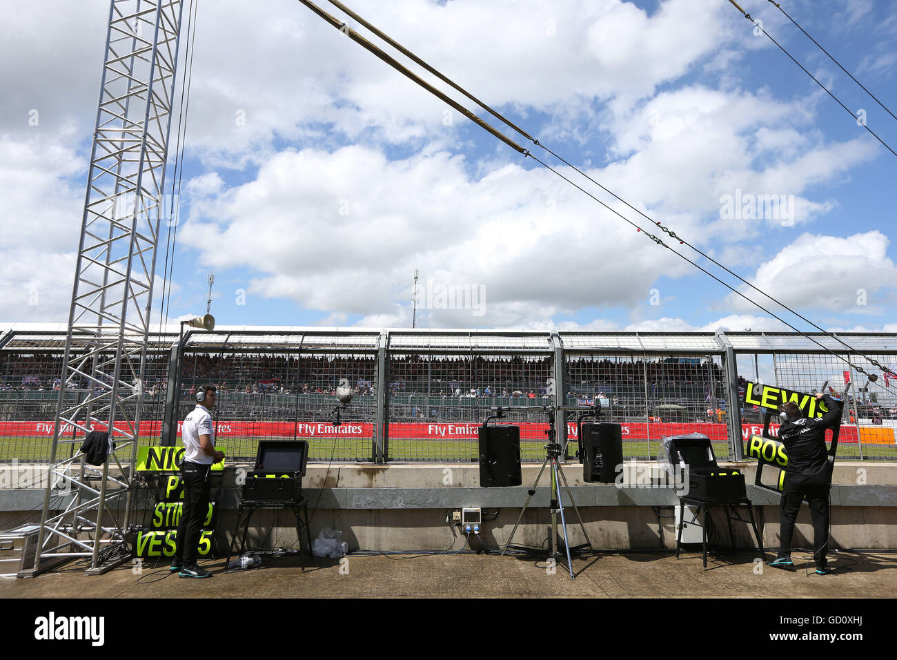 F1 pit wall hi-res stock photography and images - Alamy