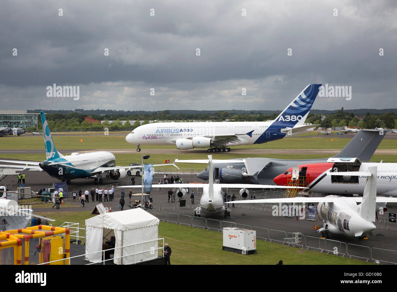 Opens farnborough international airshow hi-res stock photography and ...