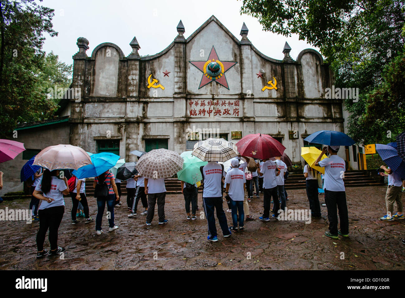 (160711) -- RUIJIN, July 11, 2016 (Xinhua) -- Tourists visit a scenic ...