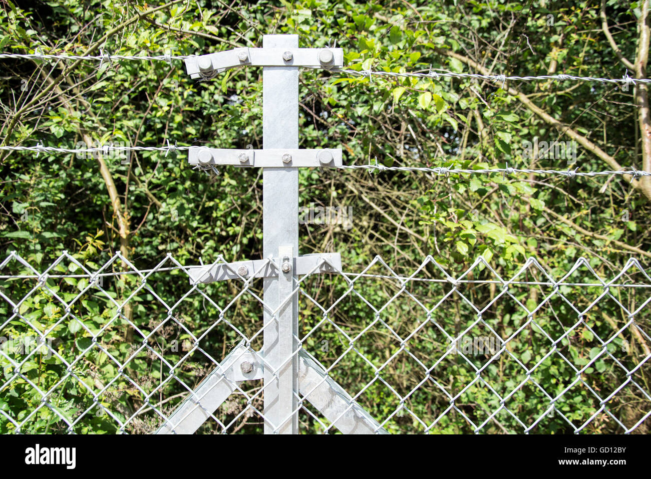 Fence post and barbed wire Stock Photo - Alamy
