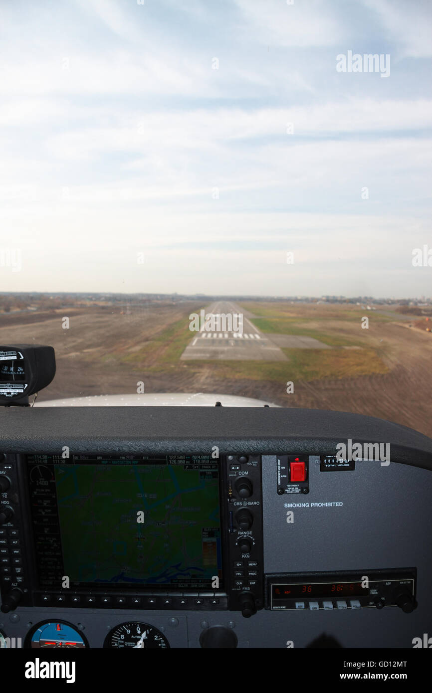 Cessna 172 cockpit hi-res stock photography and images - Alamy