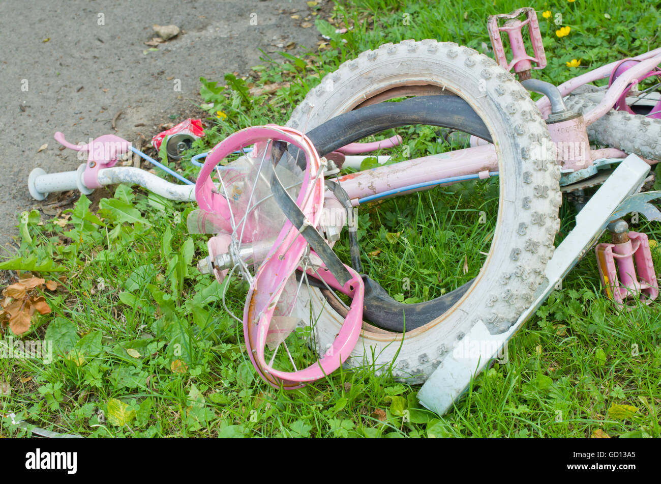 Damaged childs bike Stock Photo - Alamy