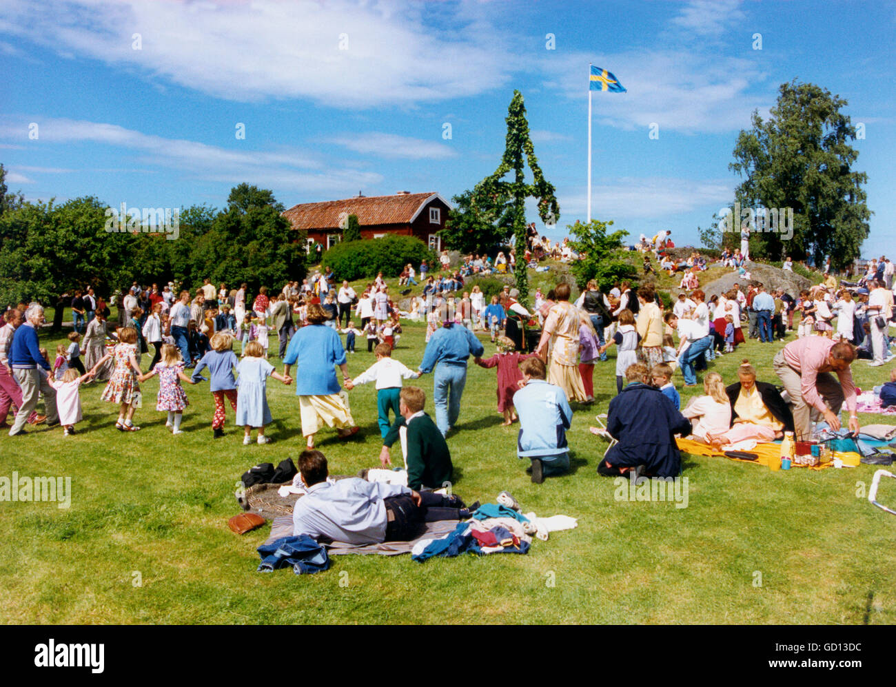 Dance around maypole hi-res stock photography and images - Alamy