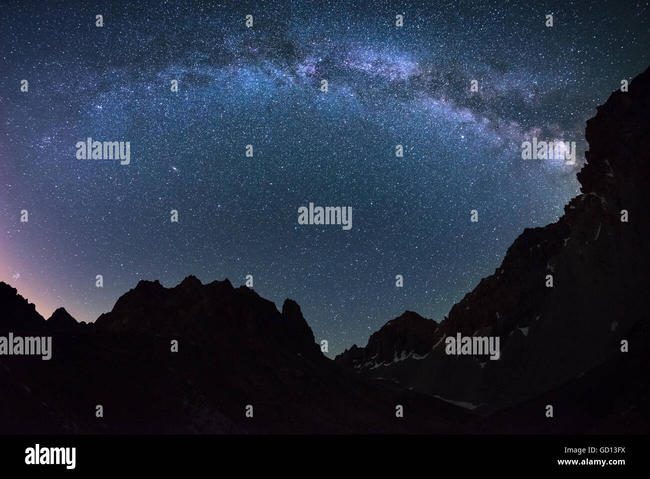 The outstanding beauty of the Milky Way arc and the starry sky captured ...