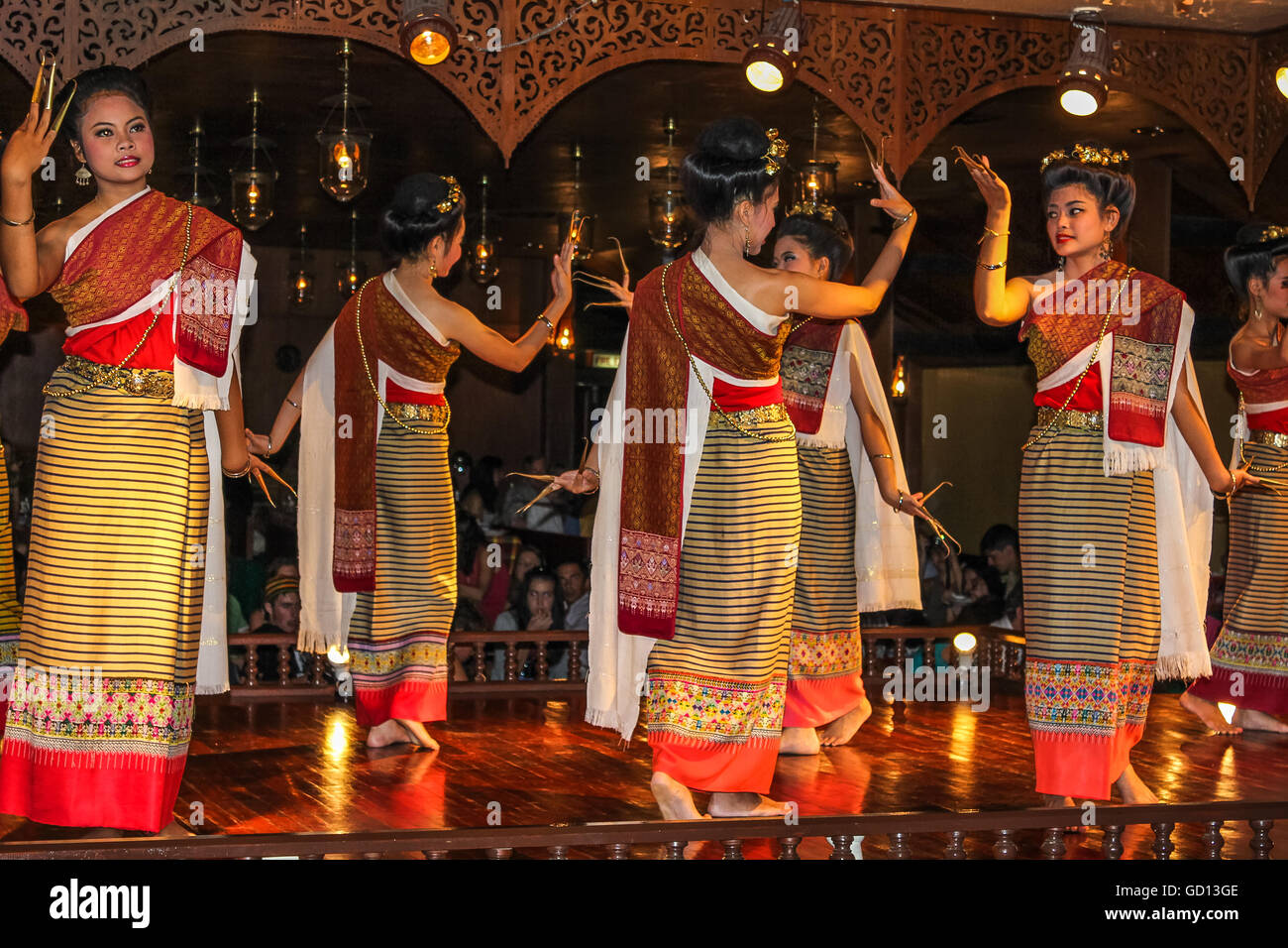 Traditional dances hi-res stock photography and images - Alamy