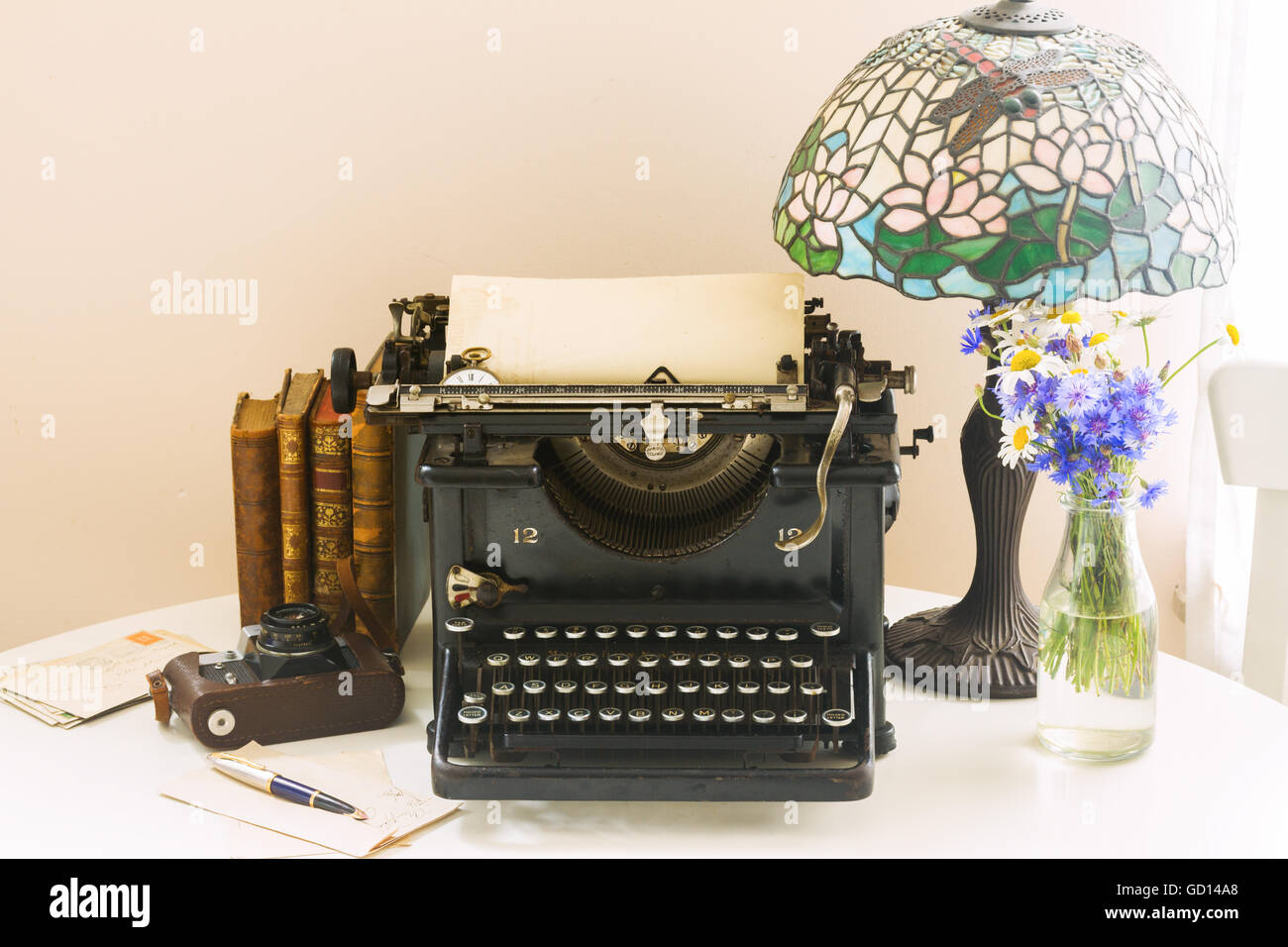 typewriter on table Stock Photo - Alamy