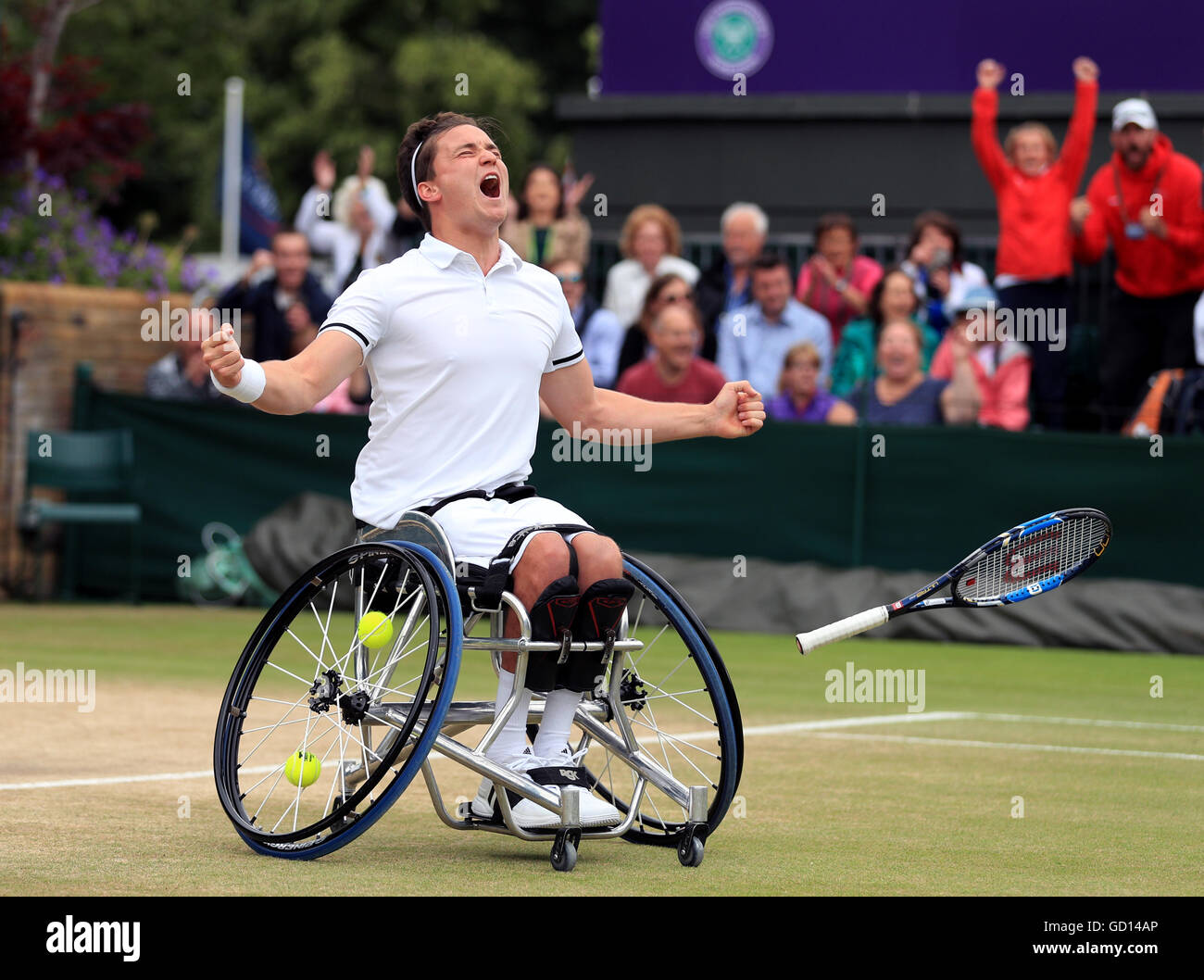 Gordon reid celebrates hi-res stock photography and images - Alamy