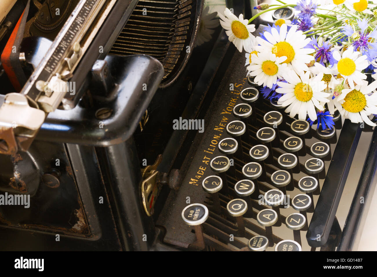 typewriter on table Stock Photo - Alamy