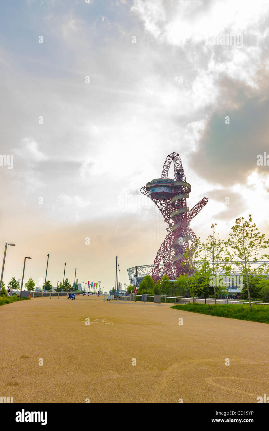 London orbit tower slide hi-res stock photography and images - Alamy
