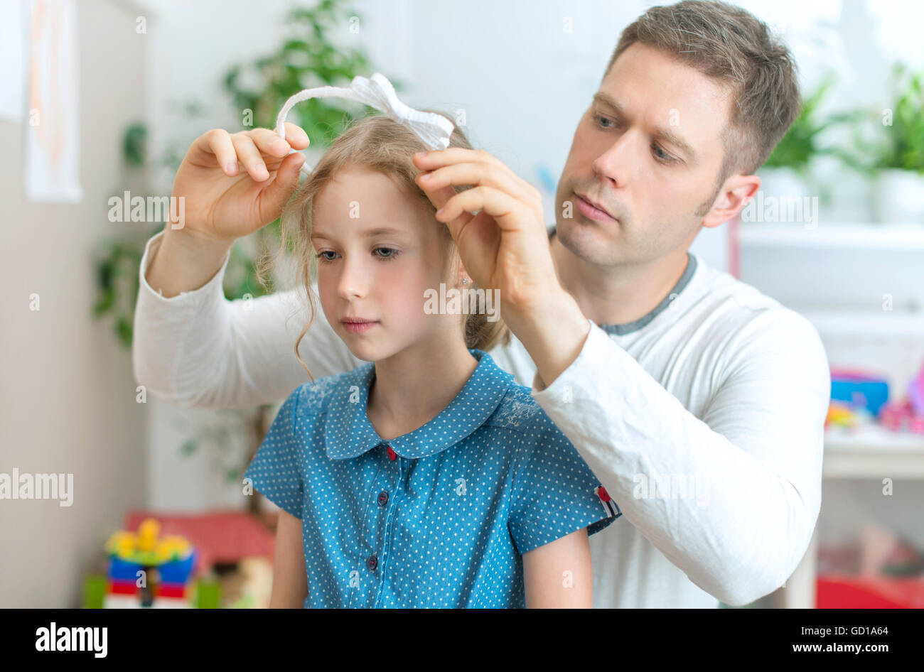 Father styling hair of his daughter at home Stock Photo - Alamy