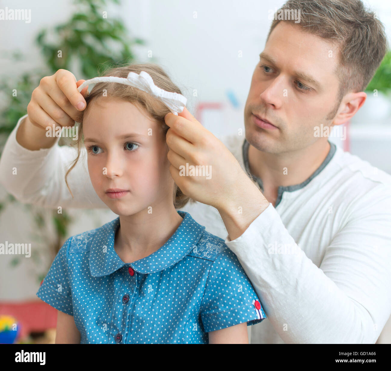 Father styling hair of his daughter at home Stock Photo - Alamy