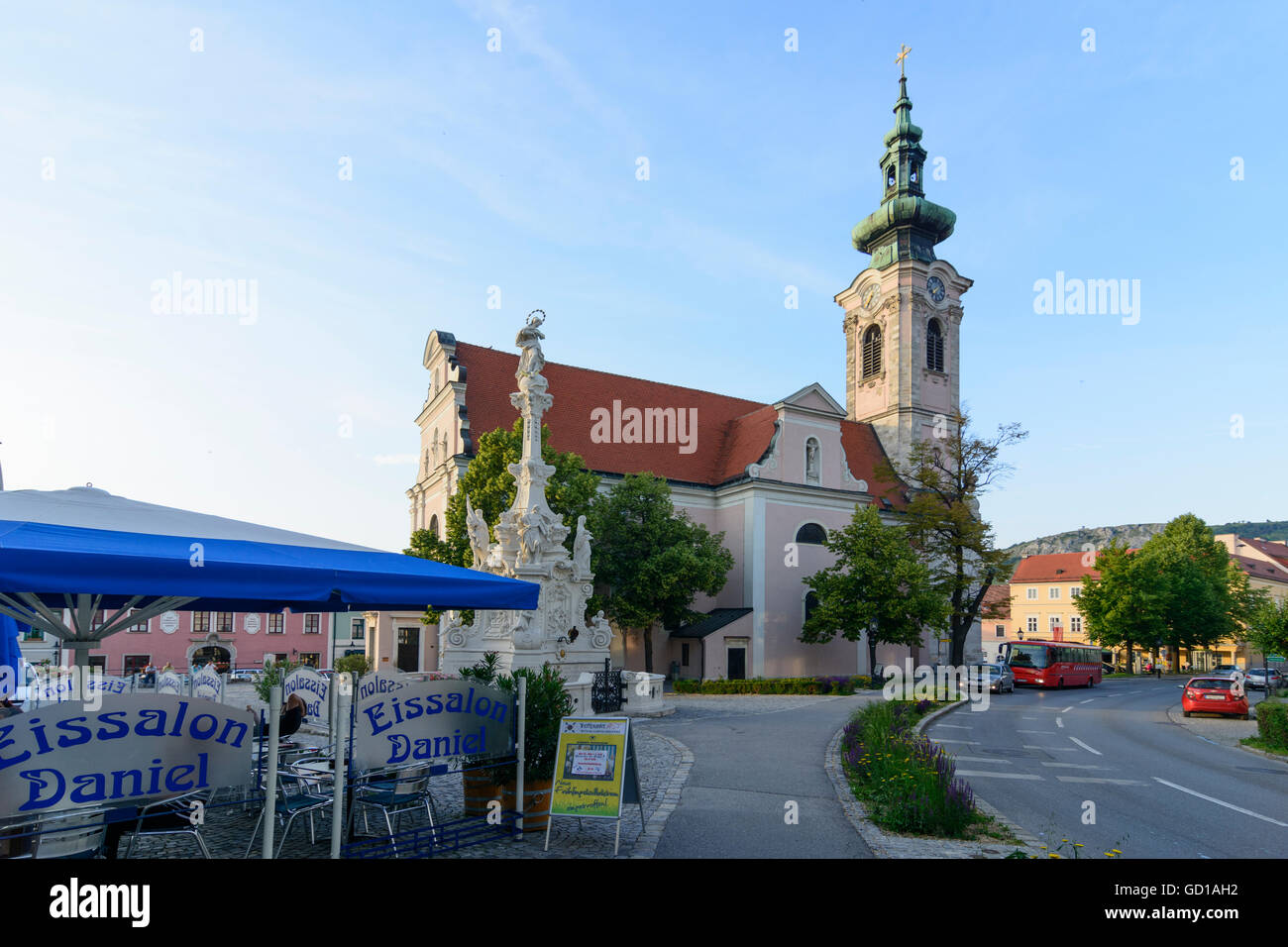 Hainburg an der Donau: Main square with the parish church and Marian ...