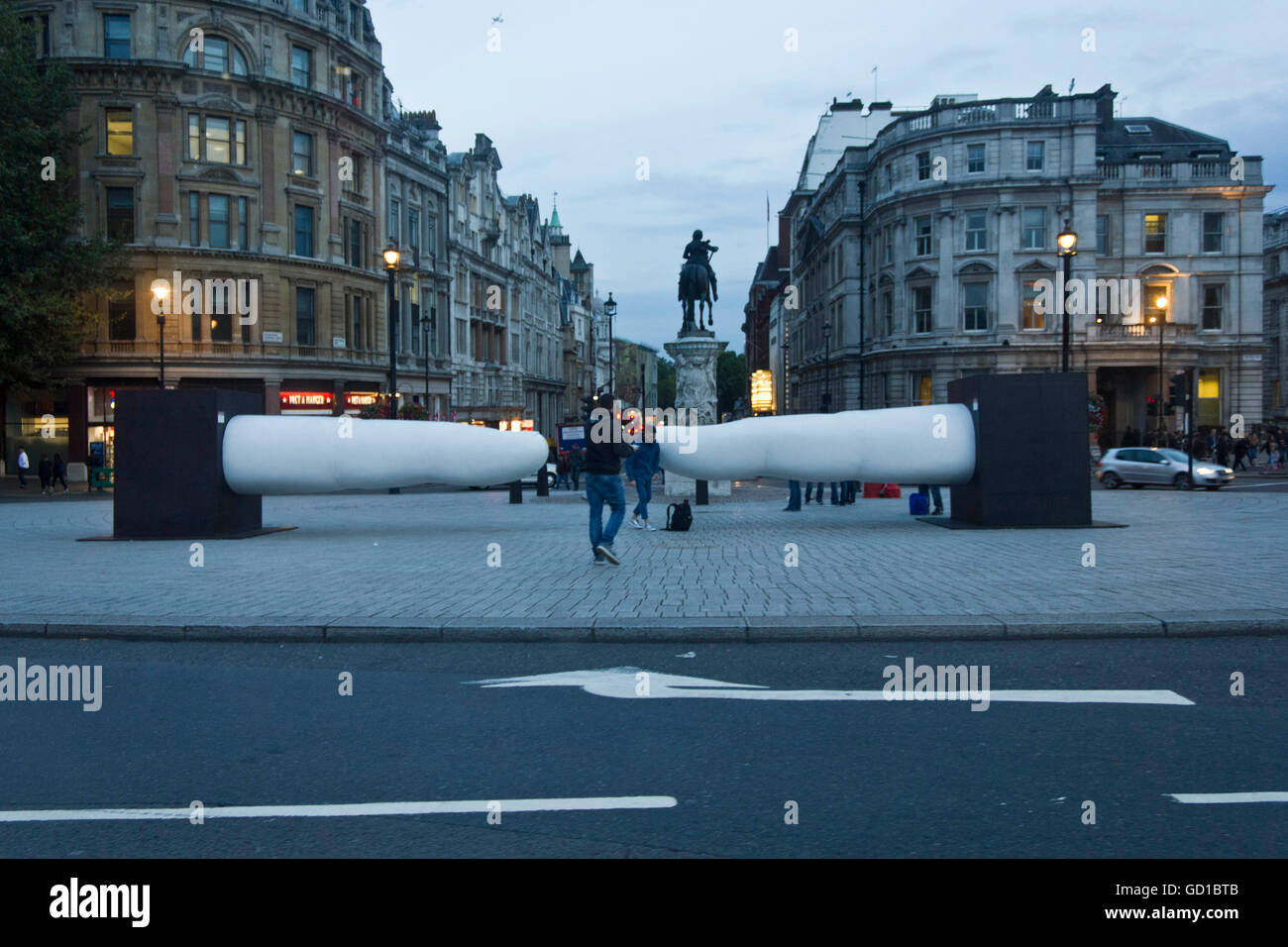 Giant hand sculpture uk hi-res stock photography and images - Alamy
