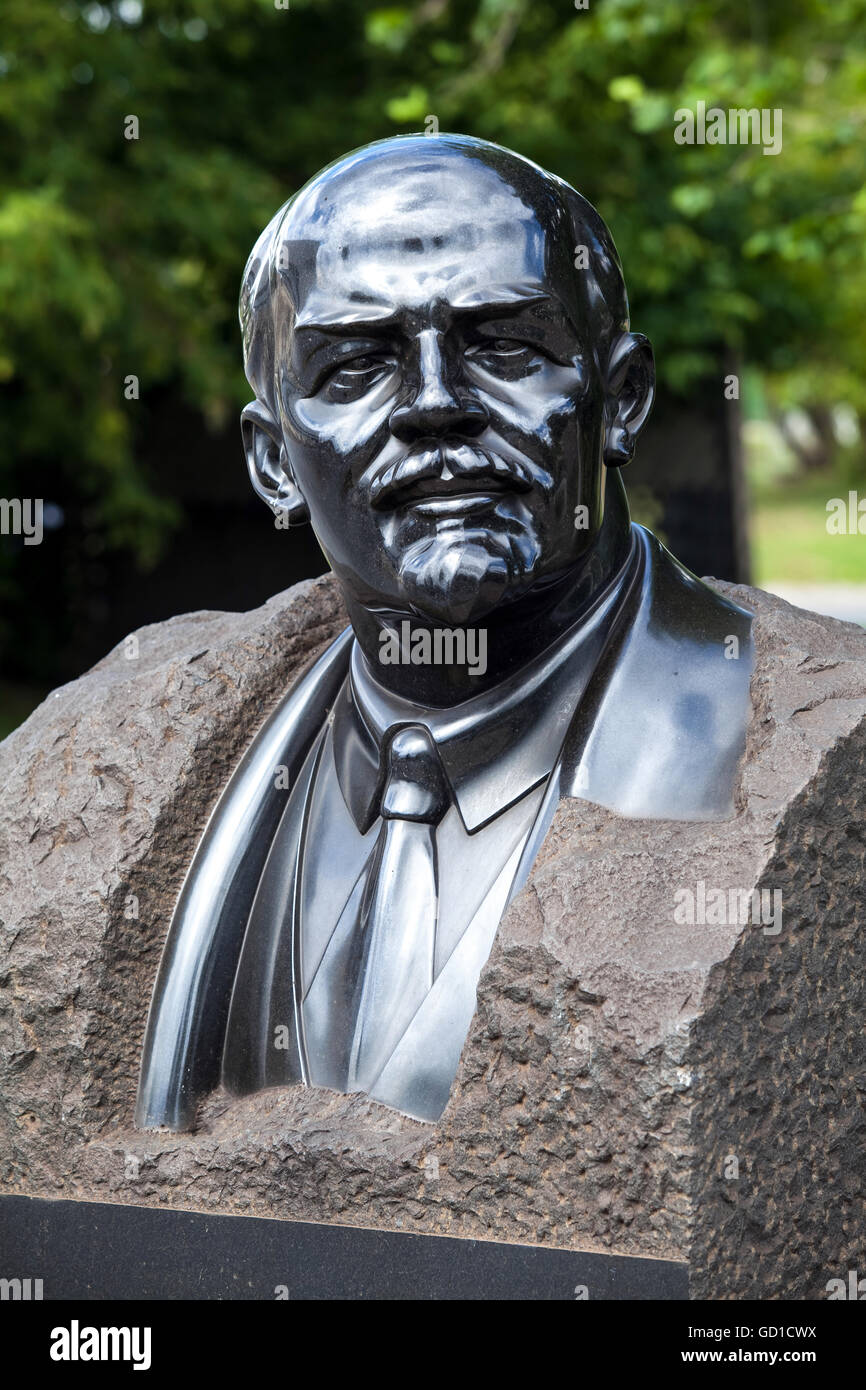 Statue vladimir ilyich lenin in hi-res stock photography and images - Alamy
