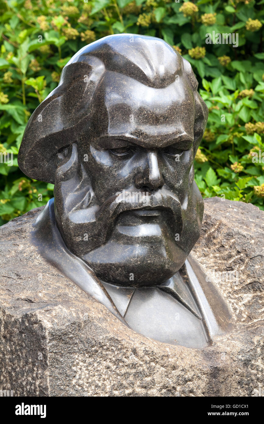Bust monument of Karl Marx Stock Photo - Alamy