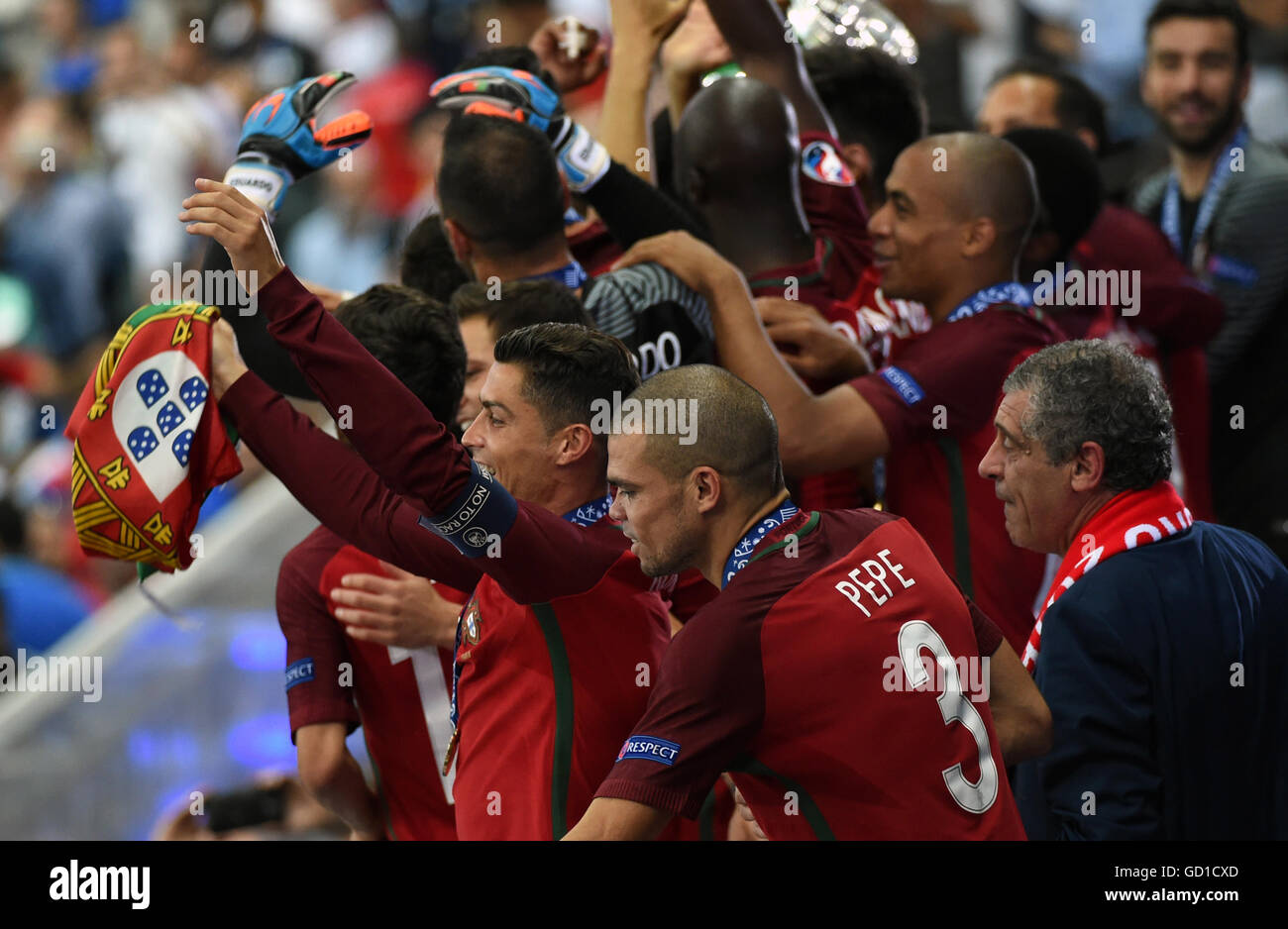Portugal players lift the trophy after winning the UEFA Euro 2016 Final ...