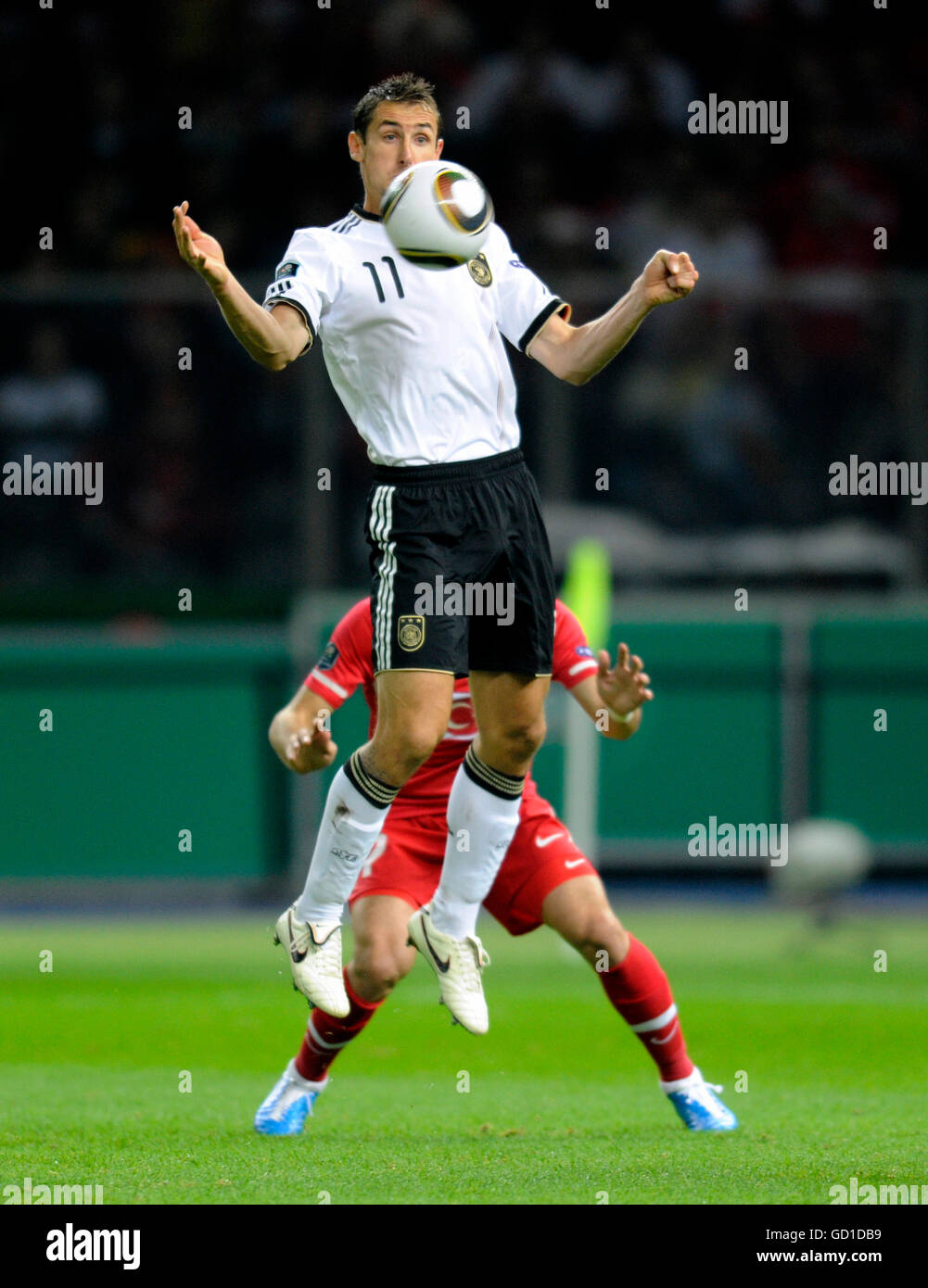 Leaping footballer hi-res stock photography and images - Alamy