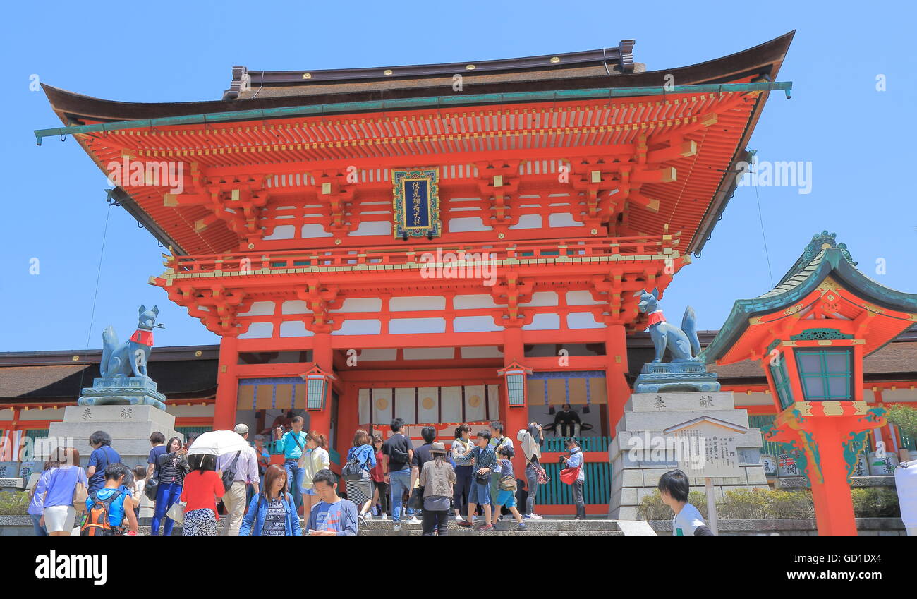 People visit Fushimi Inari Shrine in Kyoto Japan Stock Photo - Alamy