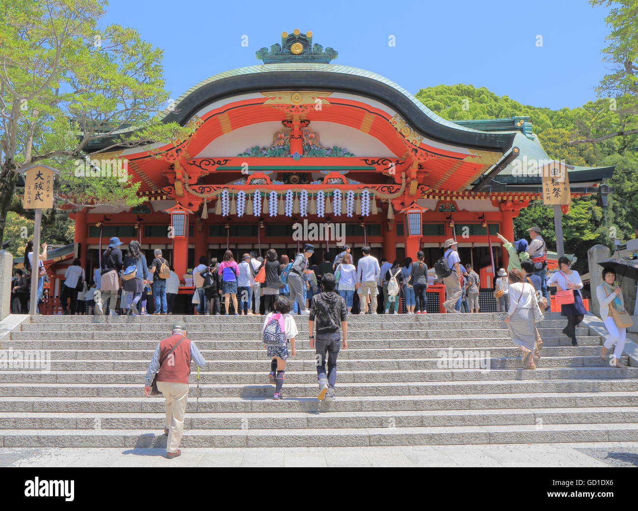 People visit Fushimi Inari Shrine in Kyoto Japan Stock Photo - Alamy