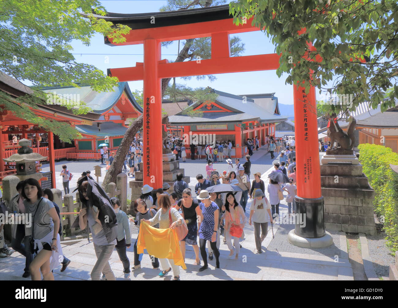 People visit Fushimi Inari Shrine in Kyoto Japan Stock Photo - Alamy