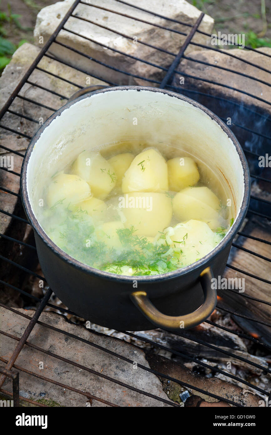 Campfire cooking hi-res stock photography and images - Alamy