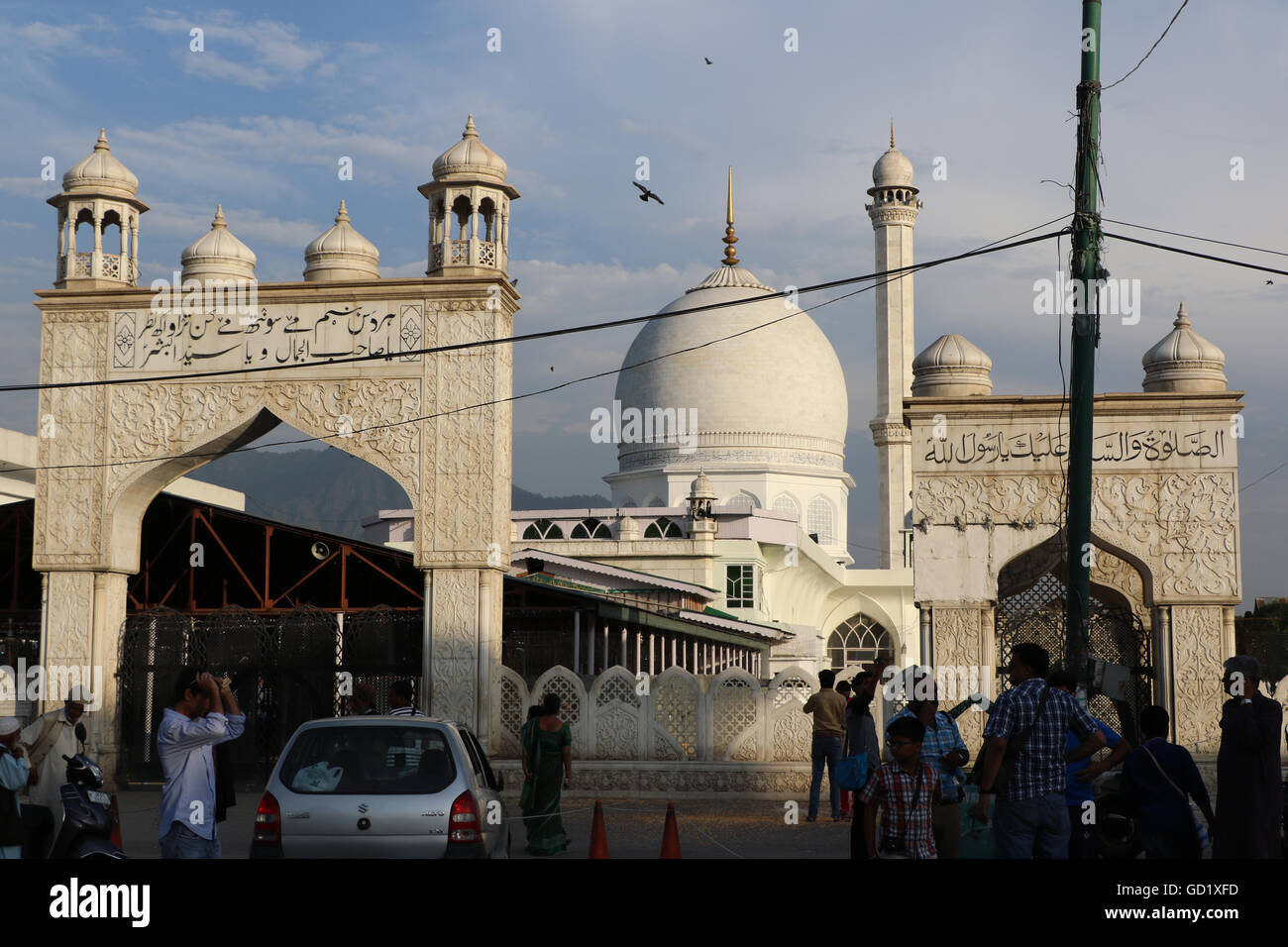 Hazratbal mosque hi-res stock photography and images - Alamy