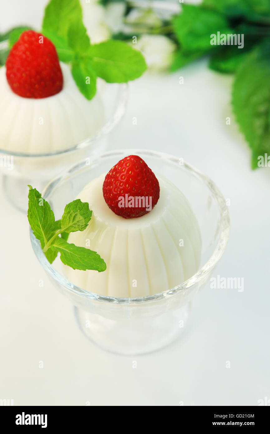 Almond blancmange hi-res stock photography and images - Alamy