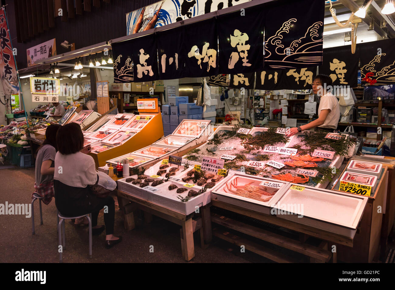Seafood stall hi-res stock photography and images - Alamy