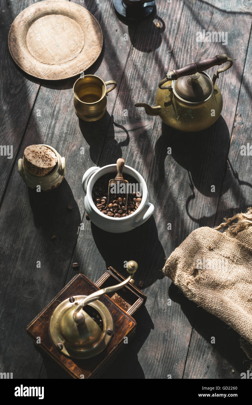 Vintage coffee grinder and beans Stock Photo - Alamy