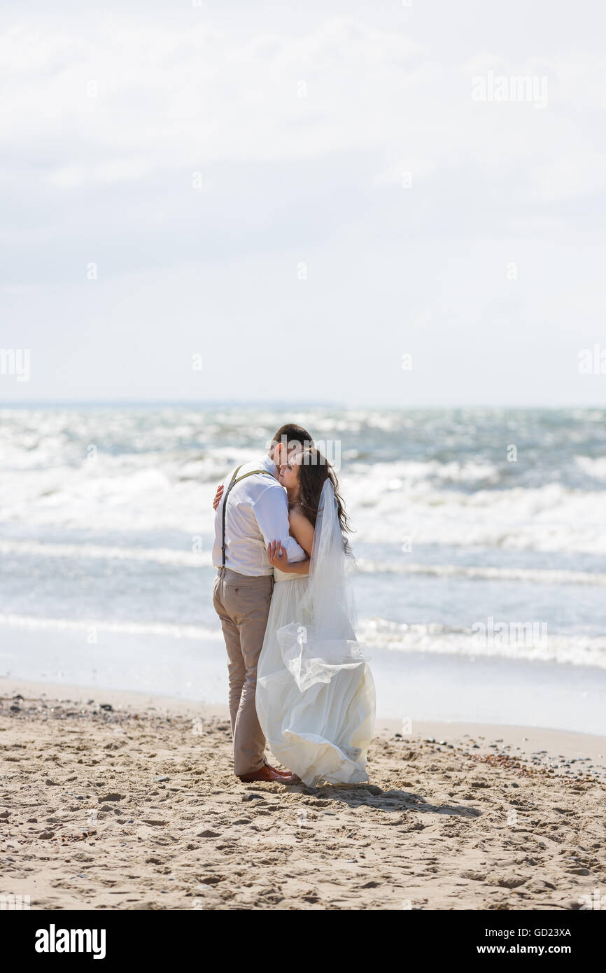 Couple hug sea hi-res stock photography and images - Alamy
