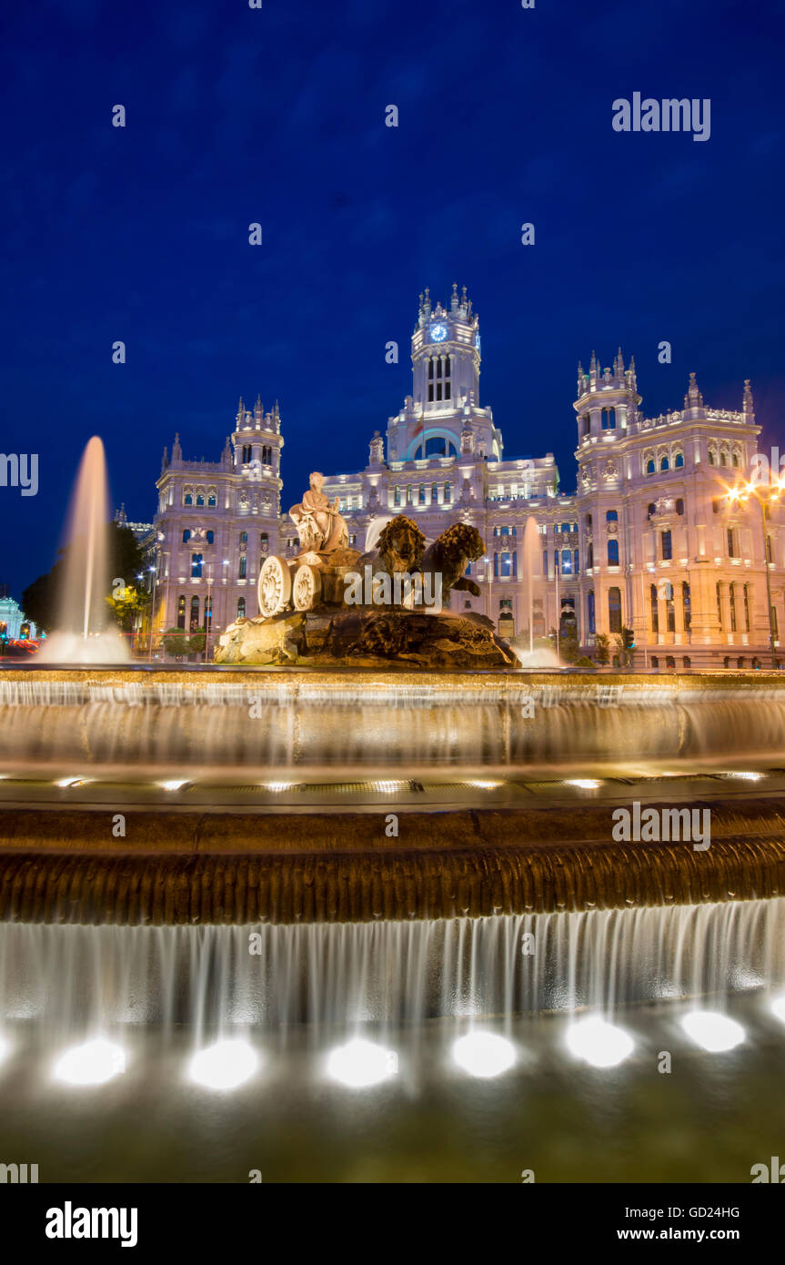 Fountain and Plaza de Cibeles Palace (Palacio de Comunicaciones) at ...